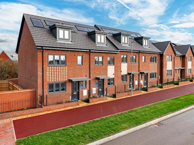 4 Bedroom End Of Terrace House To Rent In Barrosa Way, Whitehouse, MK8