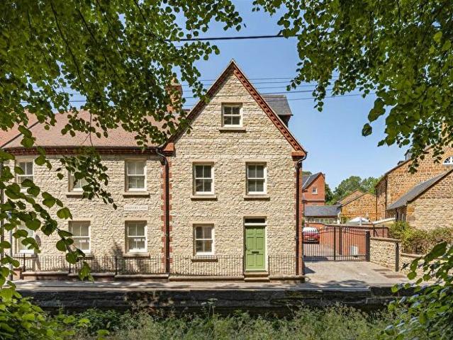 4 Bedroom End Of Terrace House To Rent In Chantry Lane, Towcester, NN12