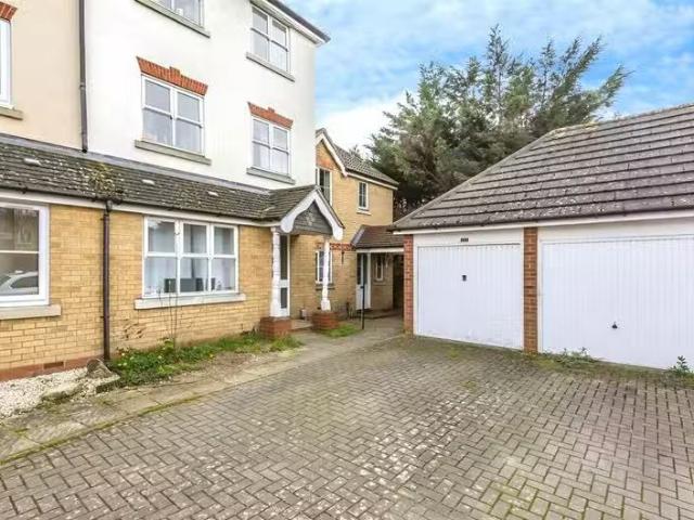 4 bedroom End Terrace House to rent, Nightingale Shott, Egham.