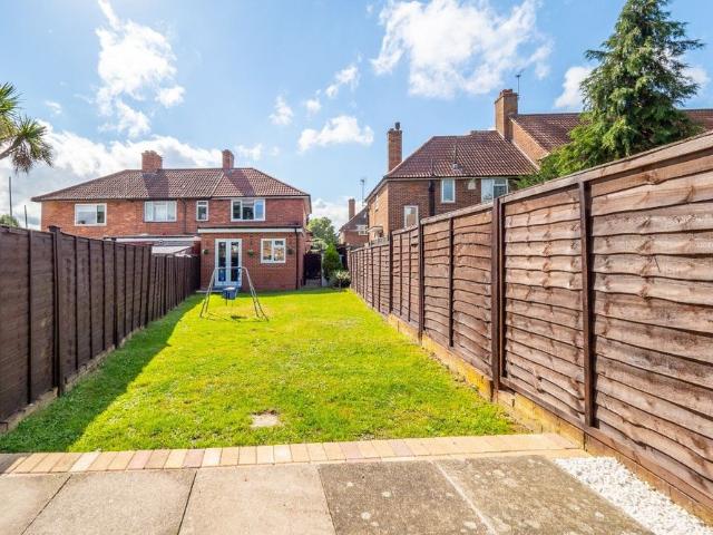 4 bedroom end terraced house to rent