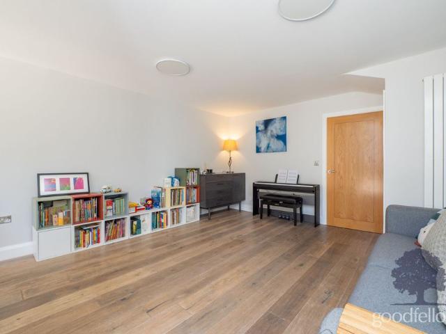 4 bedroom end terraced house to rent