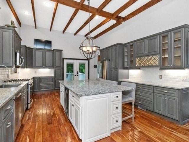 4 bedroom, East Bridgewater MA 02333 103622070