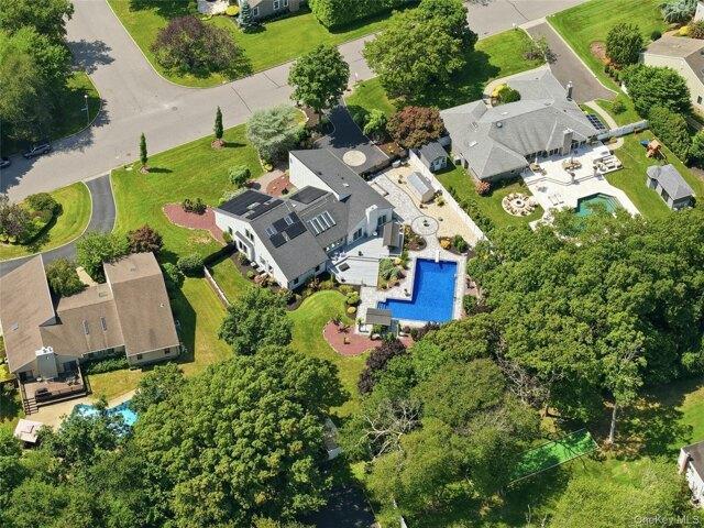4 bedroom, East Islip NY 11730 105275454