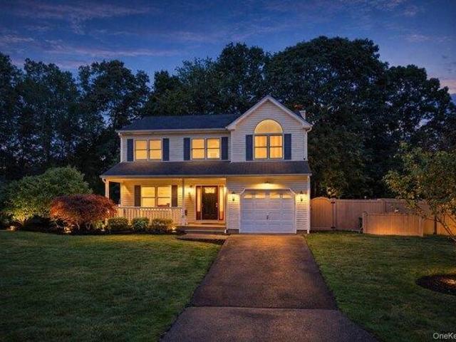 4 bedroom, East Moriches NY 11940 105292323