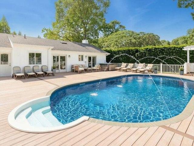 4 bedroom, East Quogue NY 11942 104898989