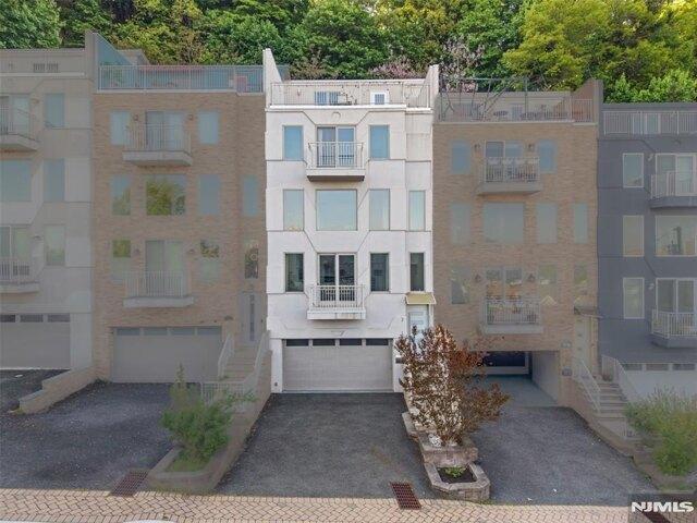 4 bedroom, Edgewater NJ 07020 102346821