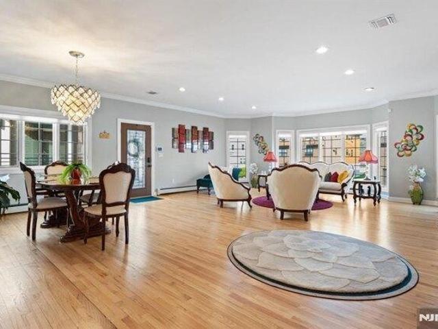 4 bedroom, Edgewater NJ 07020 102708040