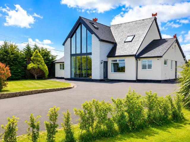 4 bedroom equestrian facility for sale