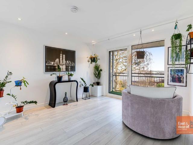 4 bedroom Exceptional Detached Property to rent