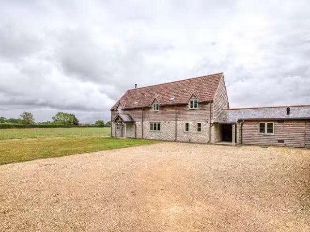 4 bedroom farm house for rent in 4 Bedroom family home with vi.