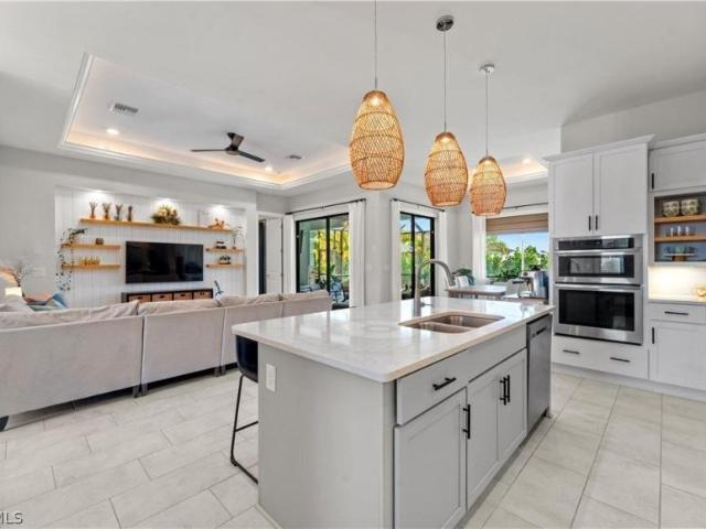 4 bedroom, FL FL 102660875