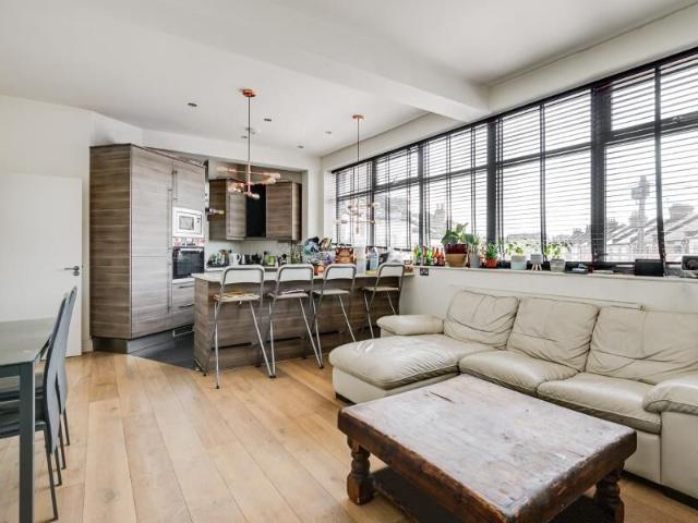 4 Bedroom Flat To Let