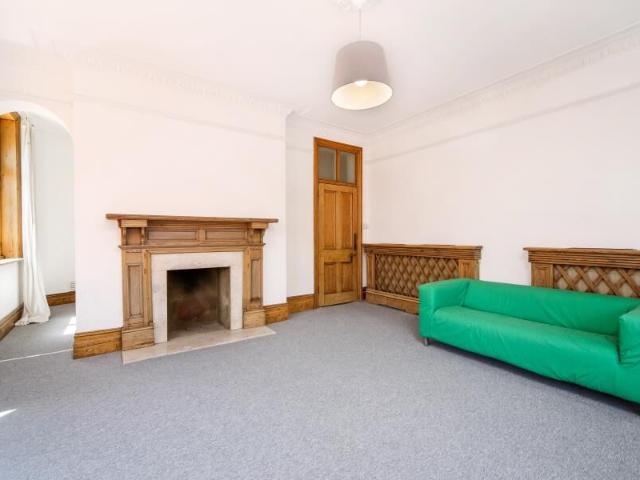 4 Bedroom Flat To Let