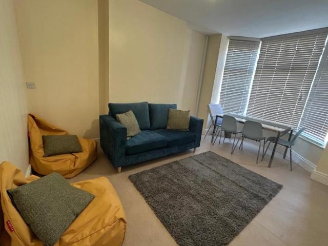 4 bedroom Flat To Let