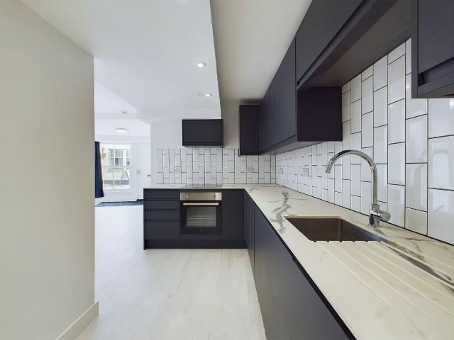 4 bedroom flat to let