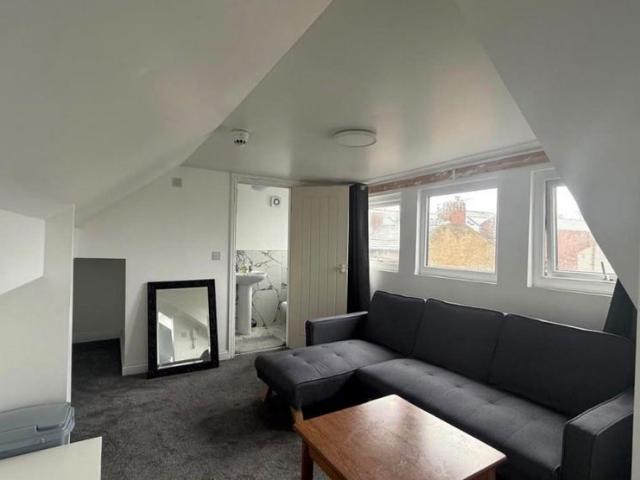 4 bedroom Flat To Let