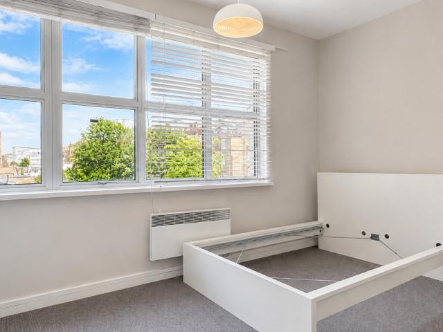 4 bedroom flat to rent on Earls Court Road, London
