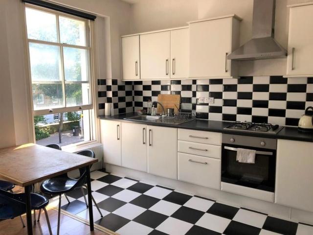 4 bedroom flat to rent on St. Pauls Road, London