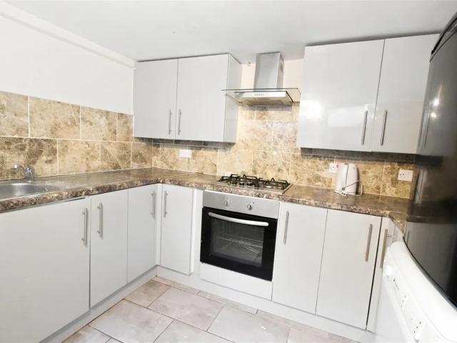 4 bedroom flat to rent on Verulam Avenue, London