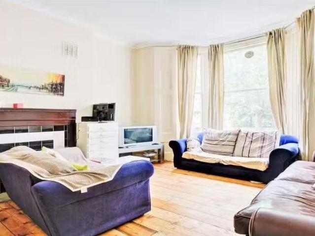 4 bedroom flat to rent in NW2