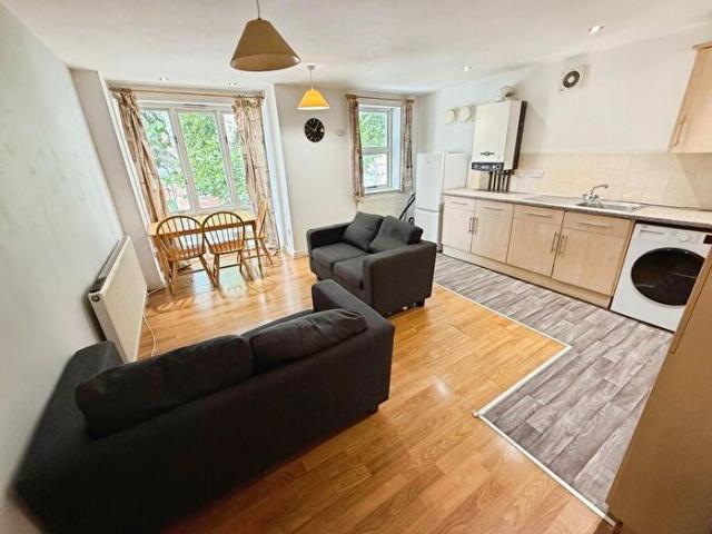 4 Bedroom Flat To Rent In Chapel Court, Lenton, East Midlands, NG7