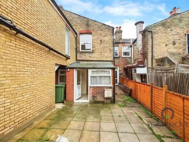 4 bedroom Flat to rent, Stanley Road, Teddington, TW11 £2,200.