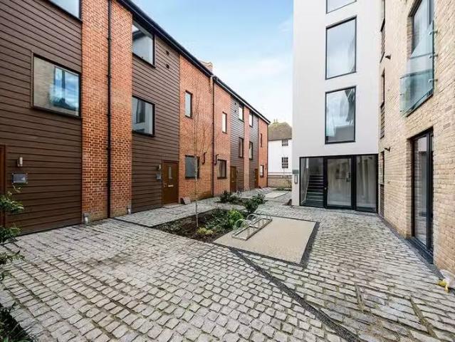 4 bedroom Flat to rent, Stour Street, Canterbury, CT1 £1,600.