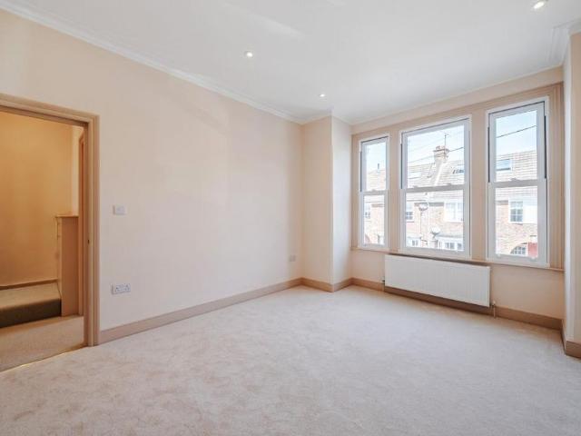 4 bedroom flat to rent
