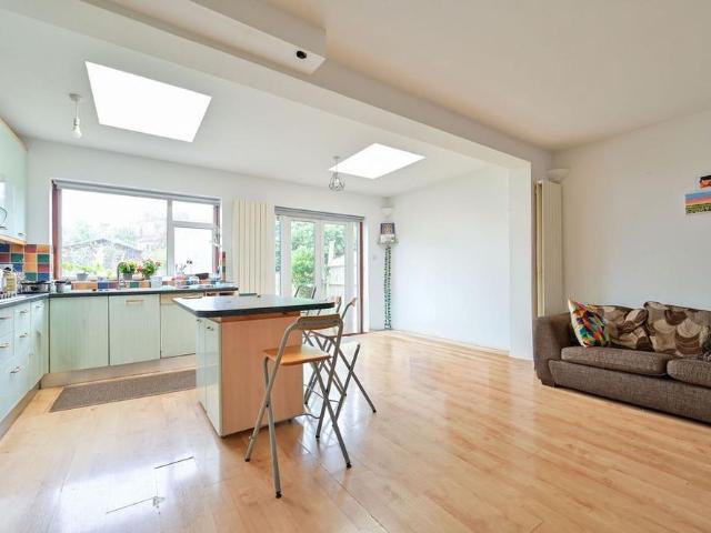 4 bedroom flat to rent