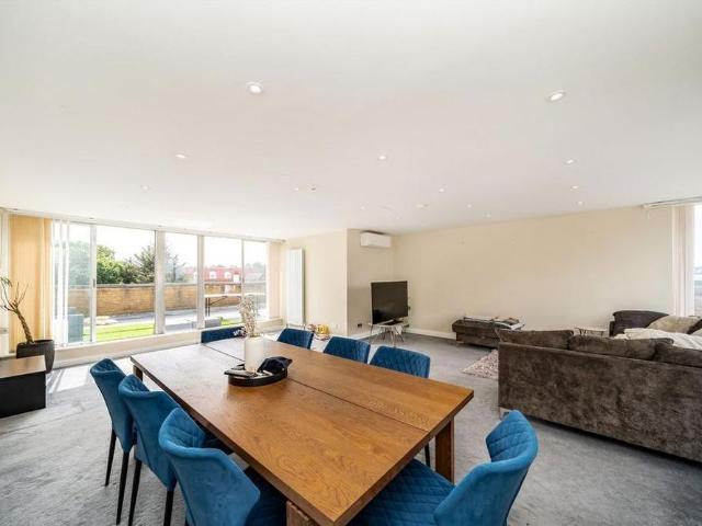 4 bedroom flat to rent