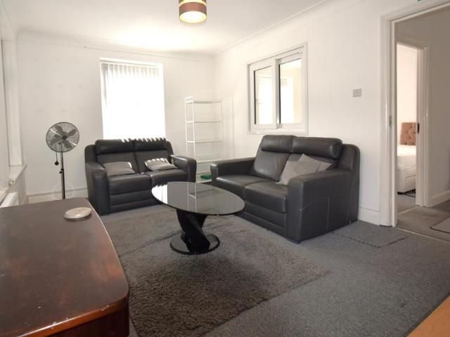 4 bedroom flat to rent