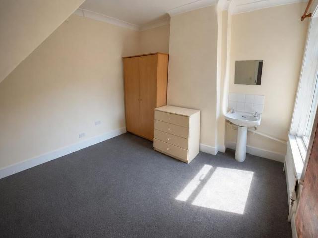 4 bedroom flat to rent