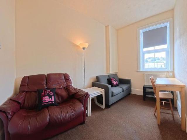 4 bedroom flat to rent