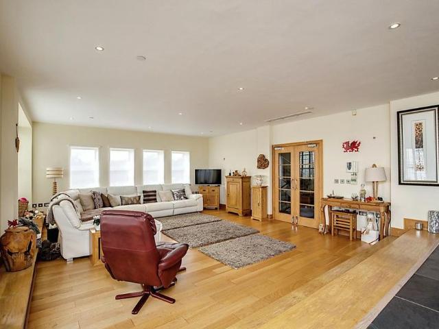 4 bedroom flat to rent