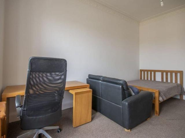 4 bedroom flat to rent