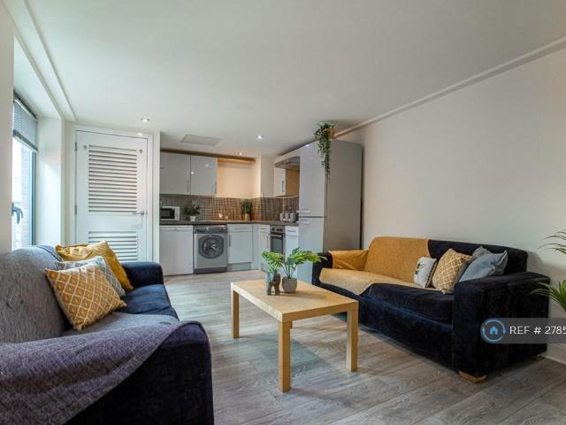 4 bedroom flat to rent