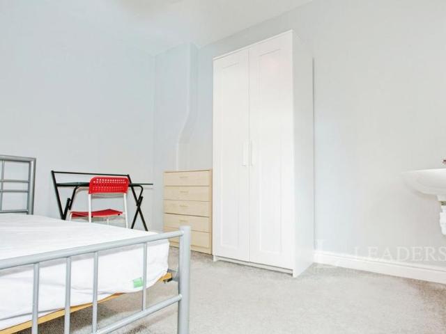 4 bedroom flat to rent