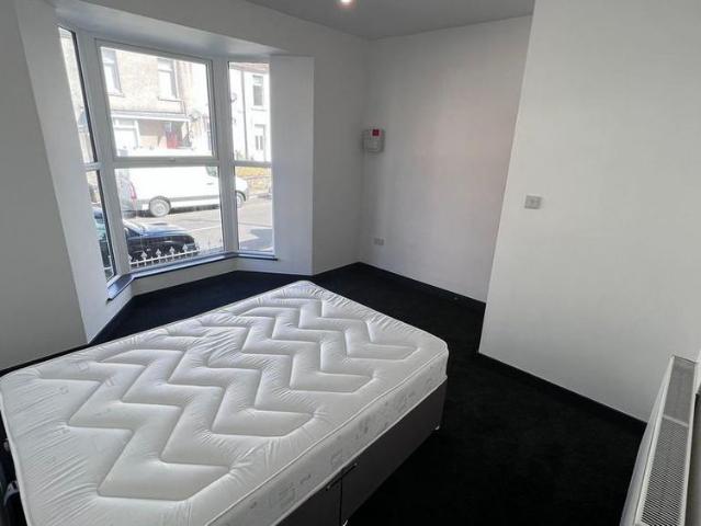 4 bedroom flat to rent