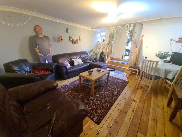 4 bedroom flat to rent