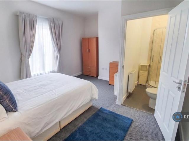 4 bedroom flat to rent