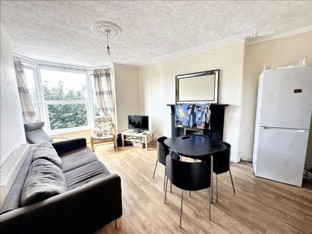 4 bedroom flat to rent