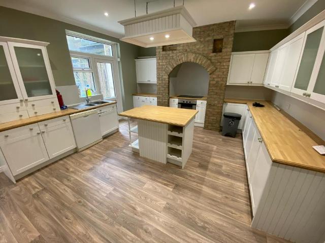 4 bedroom flat to rent