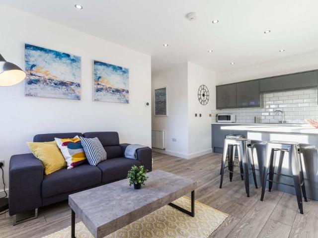 4 bedroom flat to rent