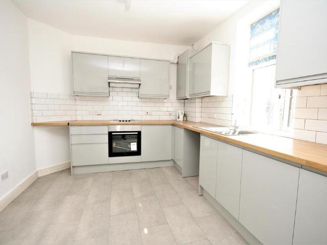 4 bedroom flat to rent