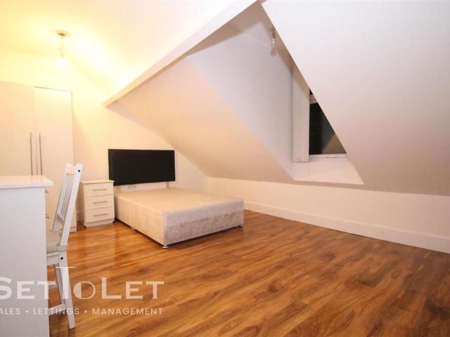 4 bedroom flat to rent