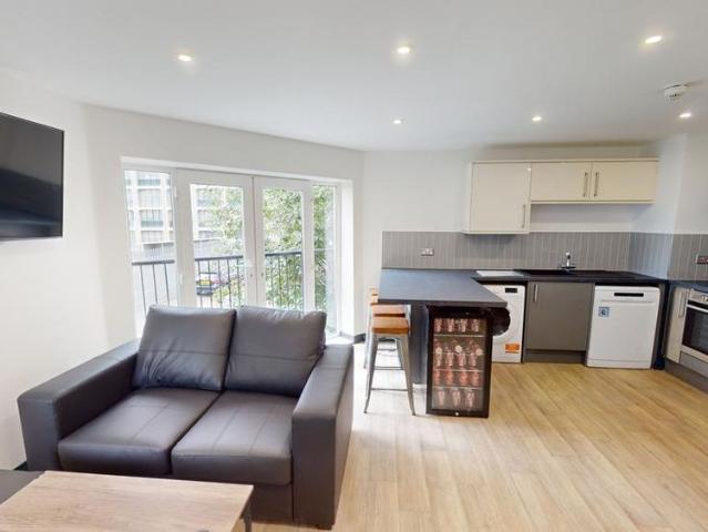 4 bedroom flat to rent