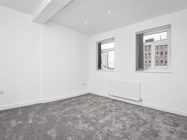 4 bedroom flat to rent