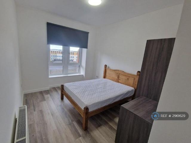 4 bedroom flat to rent