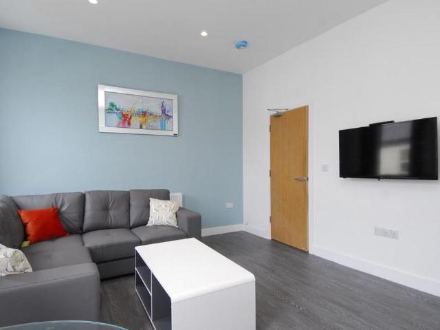 4 bedroom flat to rent
