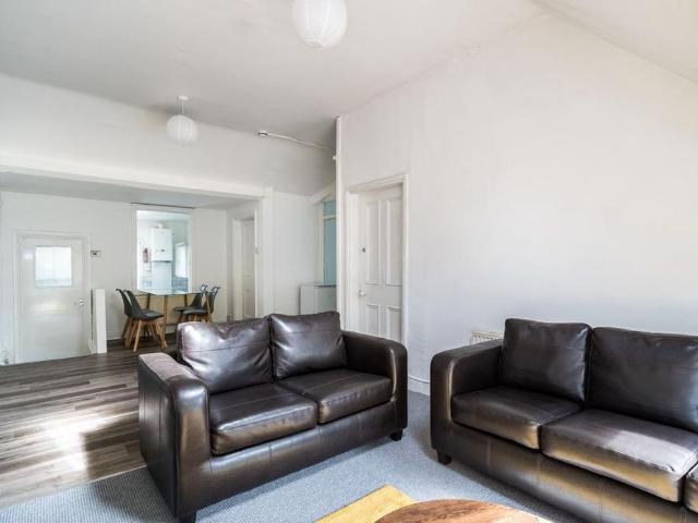 4 bedroom flat to rent